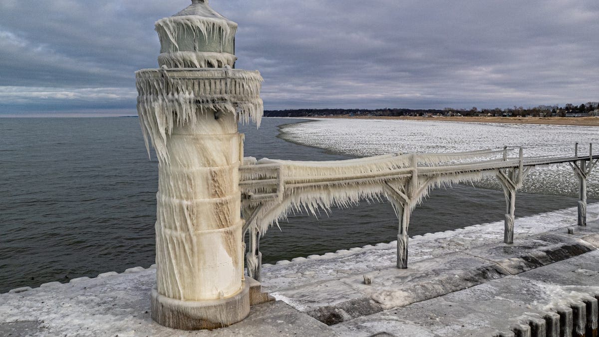 Elaborate ice formations make Michigan lighthouses fun to visit in ...